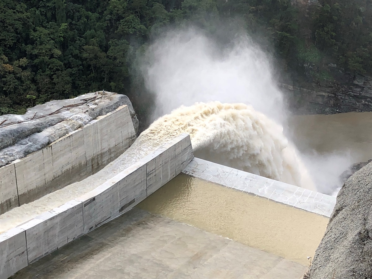 De manera segura y controlada comenzó a verter el embalse del proyecto ...